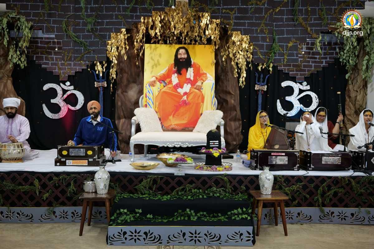 Worshipping the Supreme Light: DJJS Celebrated Mahashivratri